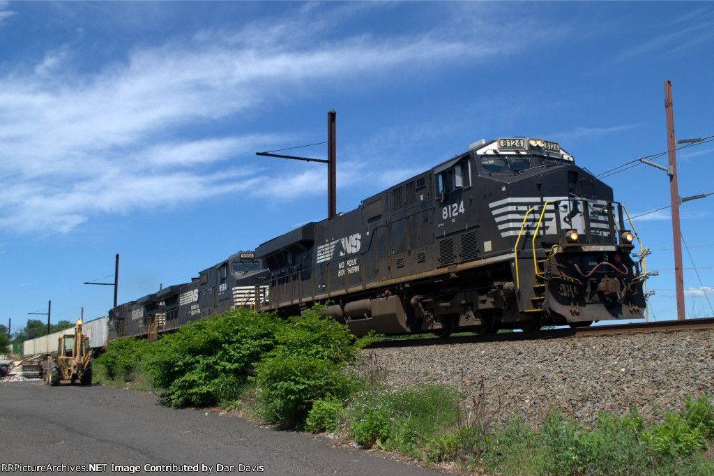 NS ES44AC 8124 leads 24K